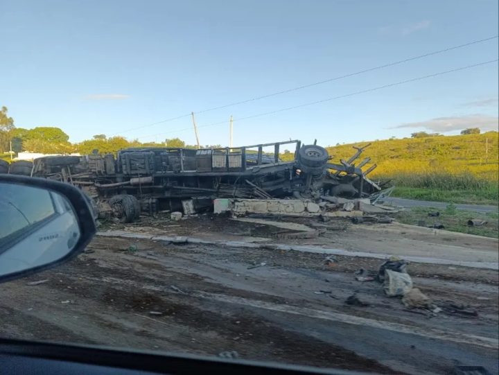 Grave acidente entre carreta e caminhão deixa uma pessoa ferida na BR-242