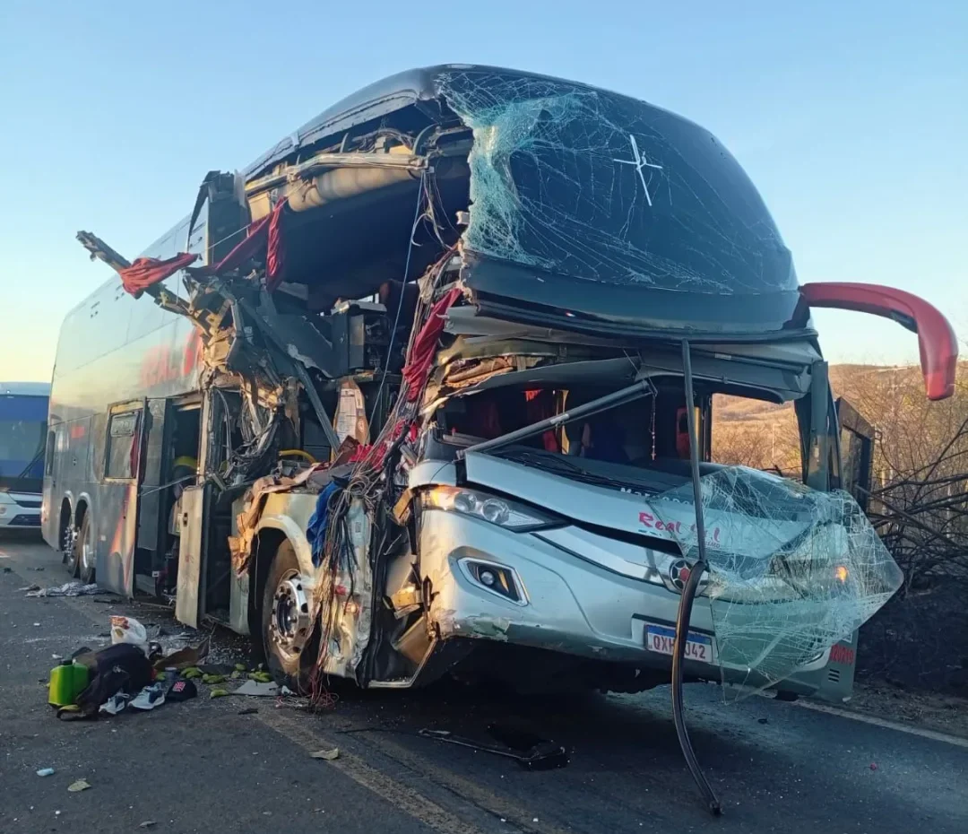 Acidente entre ônibus e carreta deixa um morto e cinco feridos na Bahia